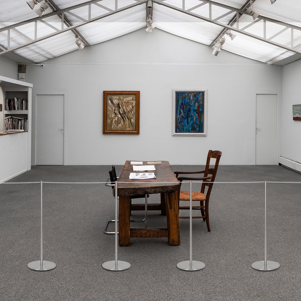 Museum Rope Barriers - 6 Slim Posts & 15m Elastic Cor